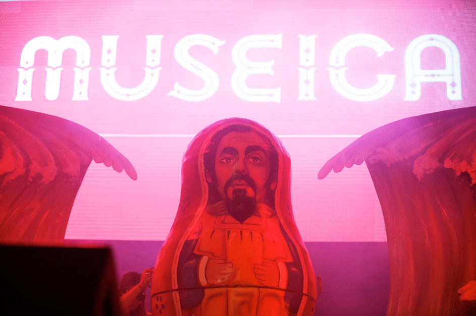 Caparezza è in tour con "Museica" il suo sesto album, il concerto è uno ...