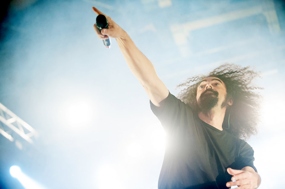 Caparezza è in tour con "Museica" il suo sesto album, il concerto è uno ...