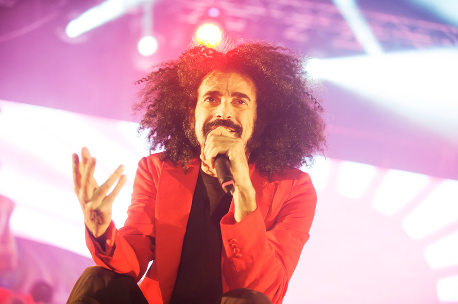 Caparezza è in tour con "Museica" il suo sesto album, il concerto è uno ...