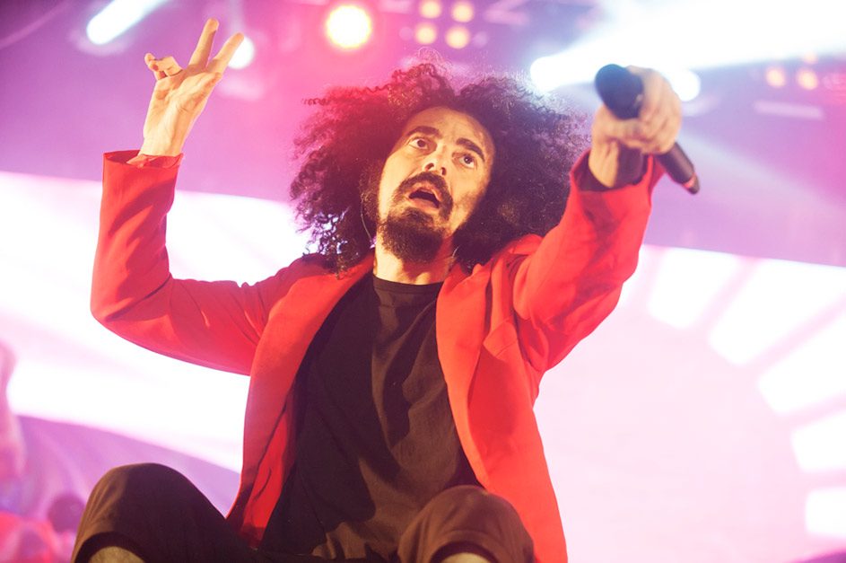 Caparezza è in tour con "Museica" il suo sesto album, il concerto è uno ...