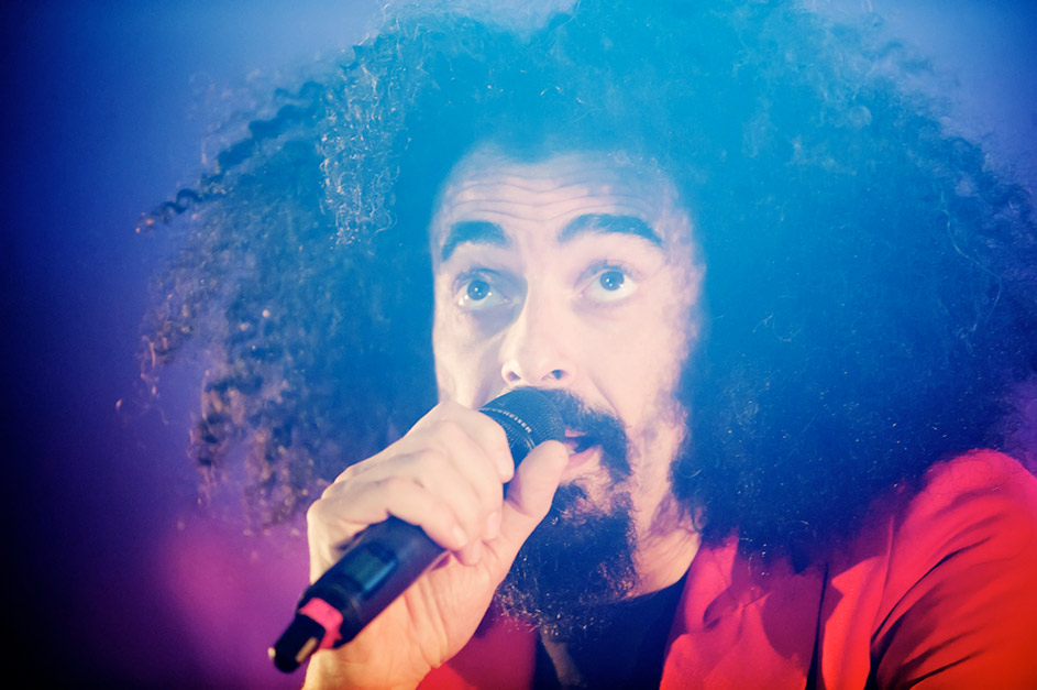 Caparezza è in tour con "Museica" il suo sesto album, il concerto è uno ...