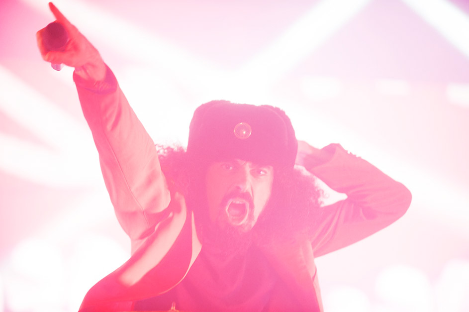 Caparezza è in tour con "Museica" il suo sesto album, il concerto è uno ...