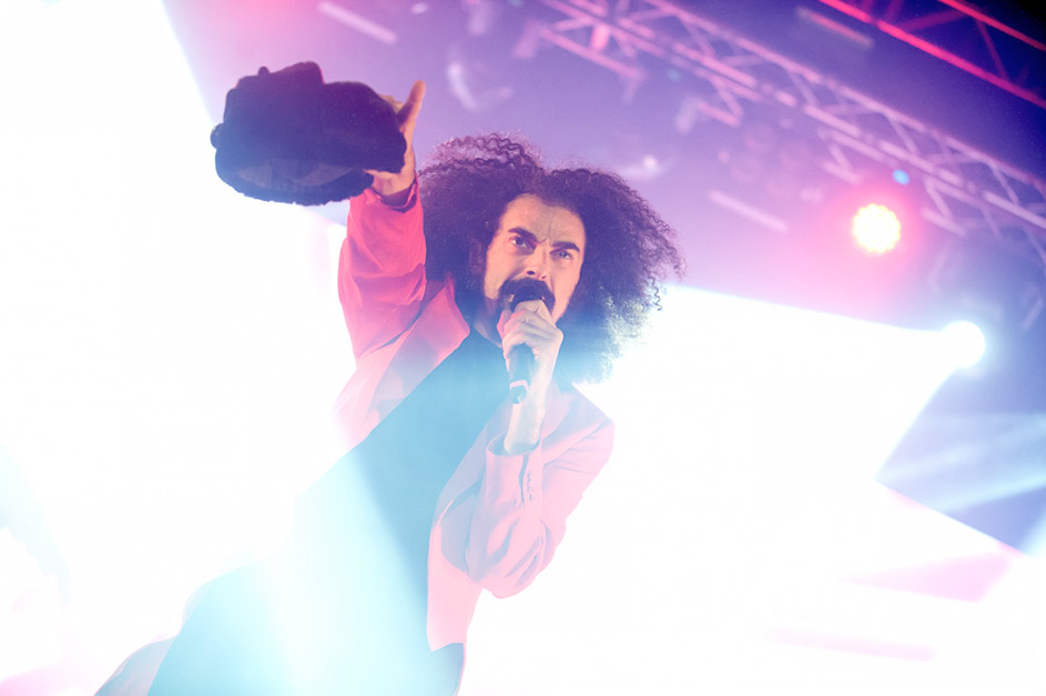 Caparezza è in tour con "Museica" il suo sesto album, il concerto è uno ...