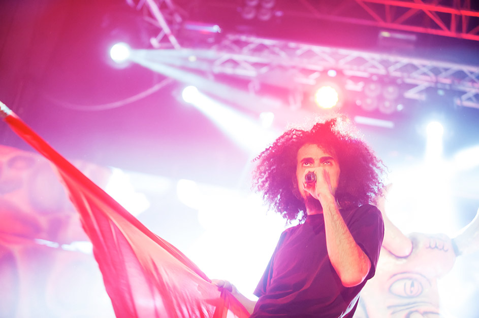 Caparezza è in tour con "Museica" il suo sesto album, il concerto è uno ...