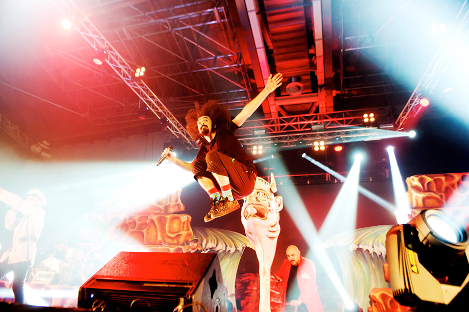 Caparezza è in tour con "Museica" il suo sesto album, il concerto è uno ...