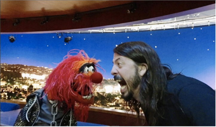 È successo davvero: Dave Grohl ha sfidato Animal dei Muppets a un ...