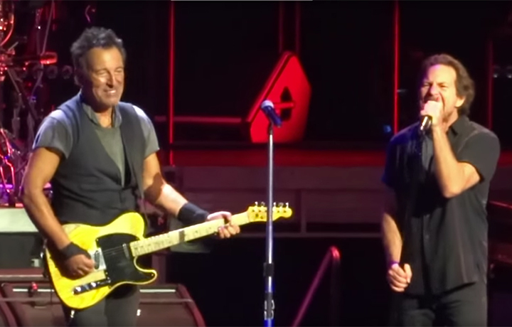 Bruce Springsteen ed Eddie Vedder insieme sul palco di Seattle ...