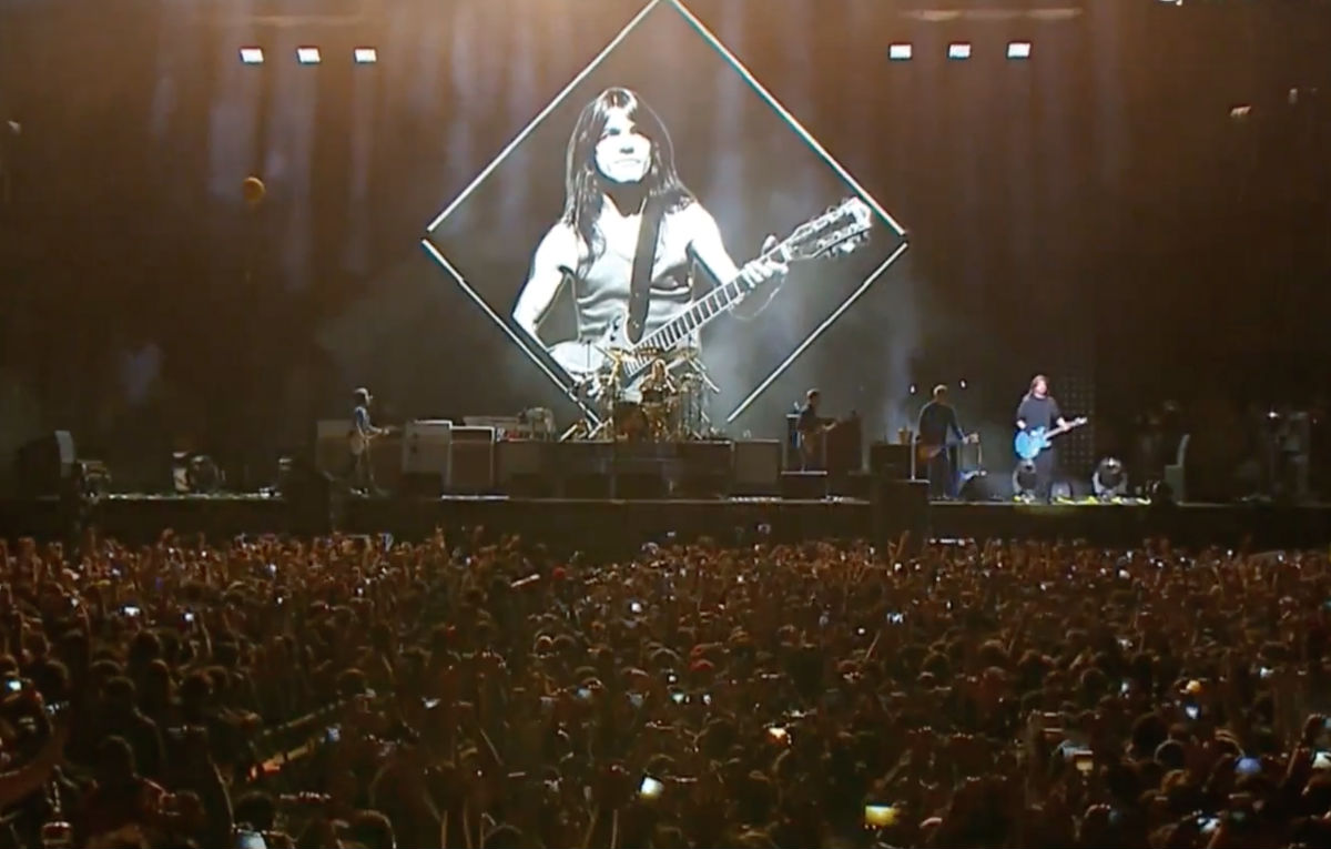 Guns N' Roses e Foo Fighters hanno reso omaggio live a Malcolm Young ...