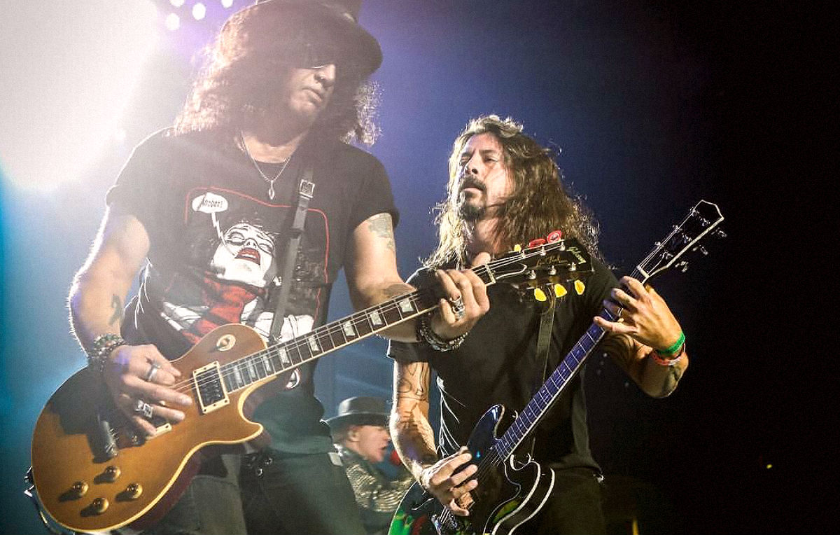Il sogno di ogni rocker: Foo Fighters e Guns N' Roses insieme sul palco ...