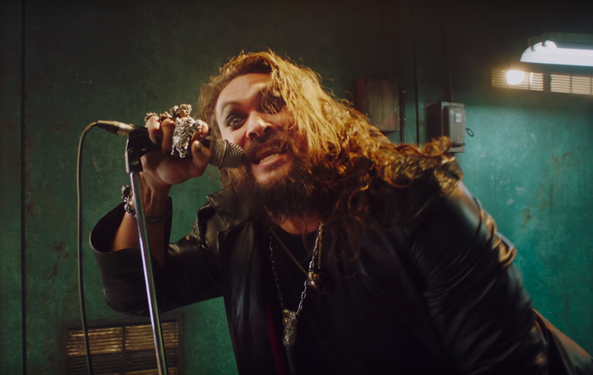Jason Momoa diventa Ozzy Osbourne nel nuovo video ’Scary Little Green ...