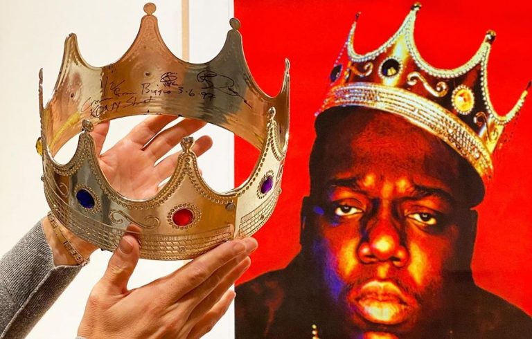 La corona di plastica di Notorious B.I.G. è stata venduta per mezzo ...