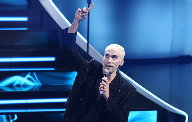 Mr. Rain ha un vip pass per il regno dei cieli e del cringe | Rolling ...