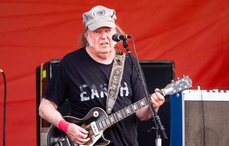 Neil Young ha annunciato un tour mondiale per il 2025 | Rolling Stone ...