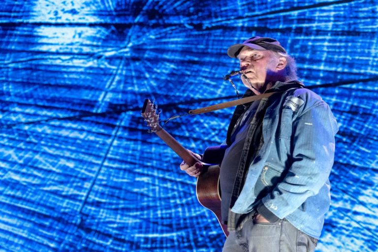 Neil Young ha cancellato tutti i concerti europei, compresi i due ...