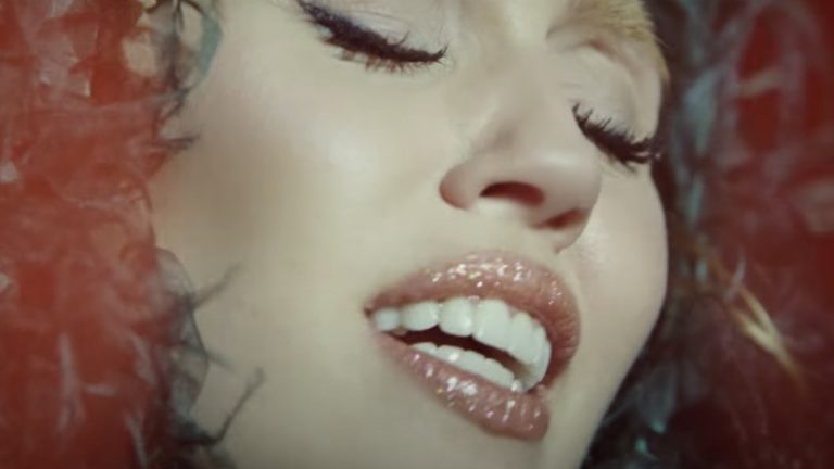 Miley Cyrus è tornata: guarda il video di ‘Something Beautiful ...