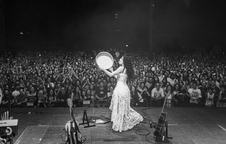 Un’opera vittoriana nel deserto: Lady Gaga ha regalato la performance ...