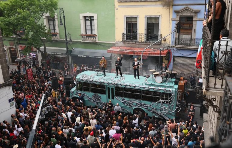 Cosa ci fanno gli U2 sul tetto di uno scuola bus in Messico? | Rolling ...