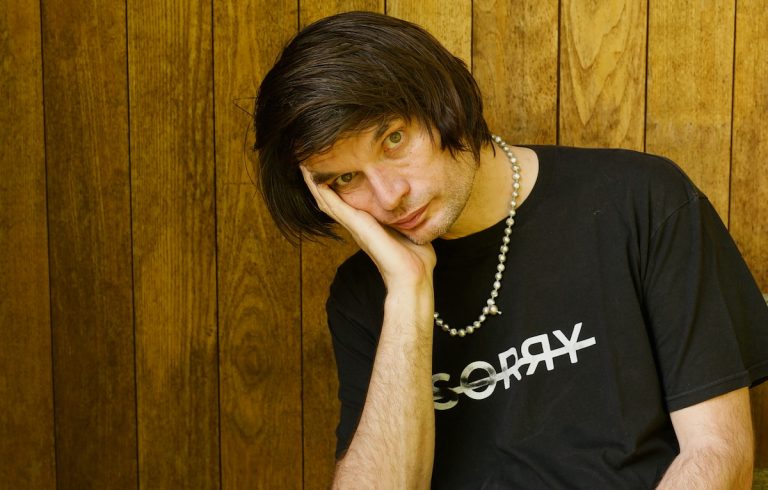 Jonny Greenwood: «“Cancellare” la musica equivale a togliere i libri ...